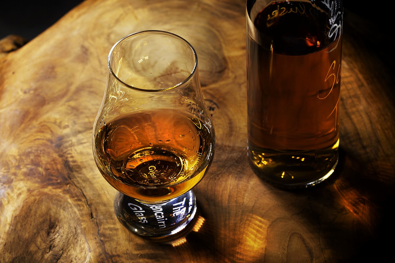 Znasz przepisy na popularne drinki na bazie whisky? - Tapster.pl
